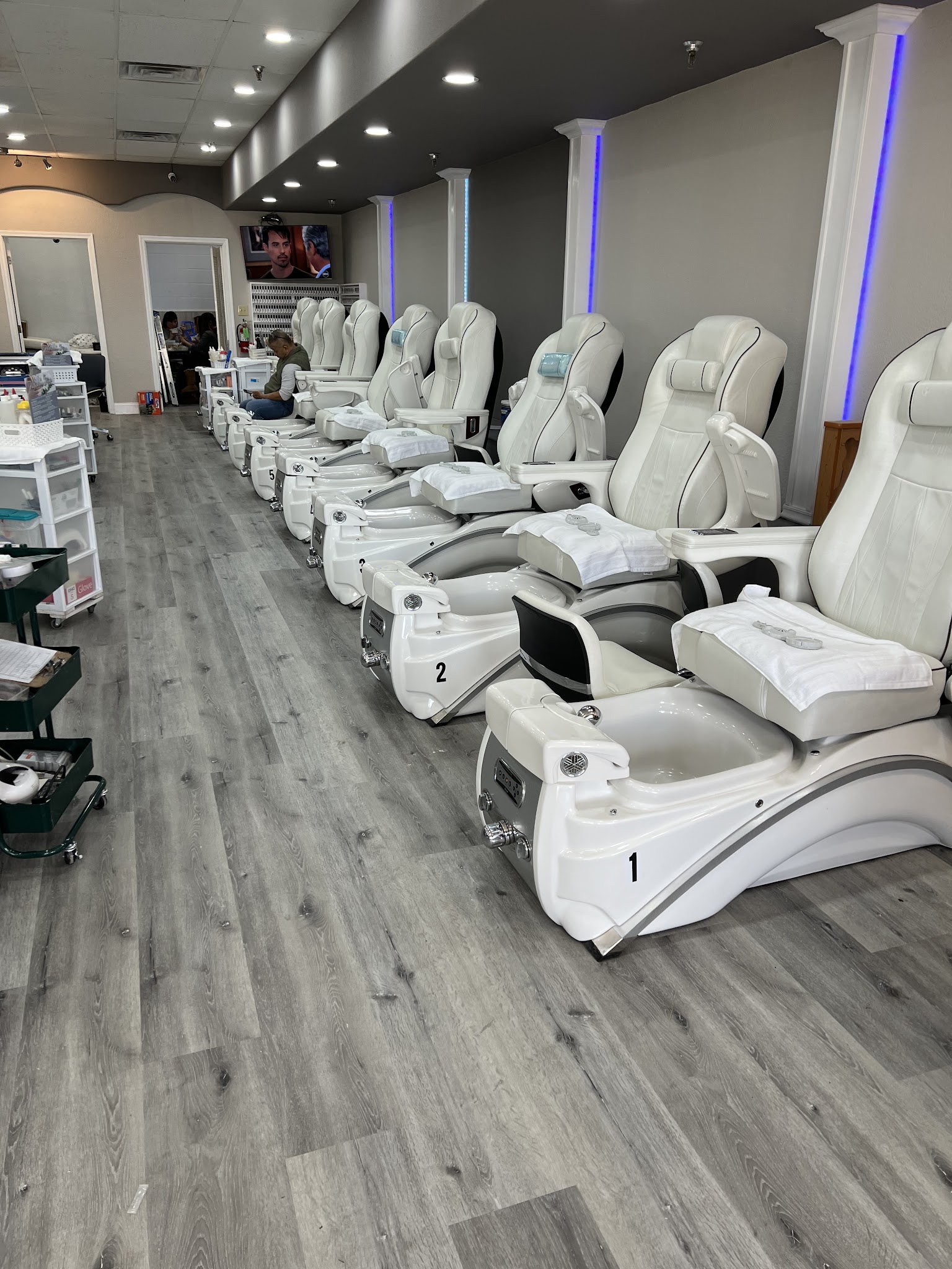 Happiness Nails - Local Beauty Salons
